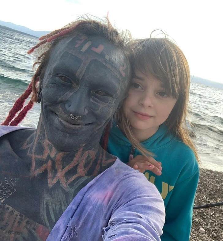 Potetovaná transrodová žena čelí pre svoj vzhľad nesmiernej kritike, ktorá sa dotýka aj jej dieťaťa