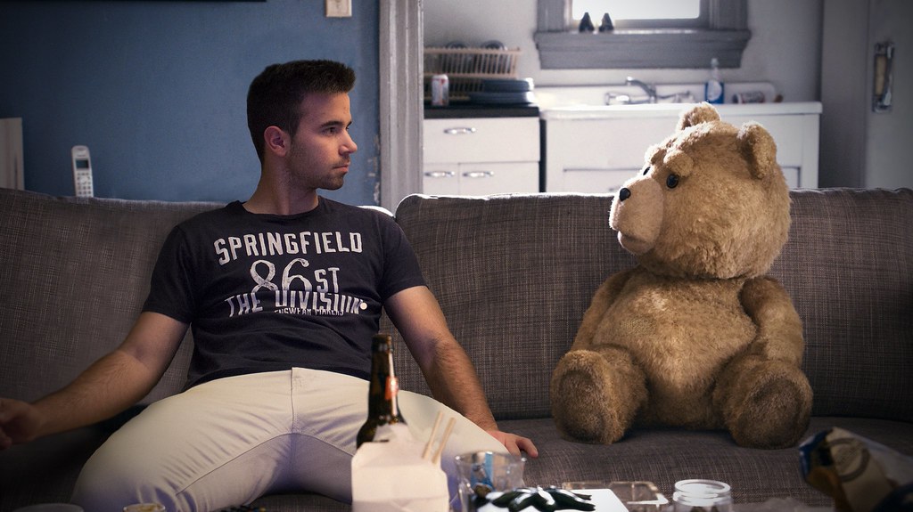 Čo prináša Seriál Ted (2024)? Zmeny oproti filmom, noví herci a výnimočné hodnotenie!